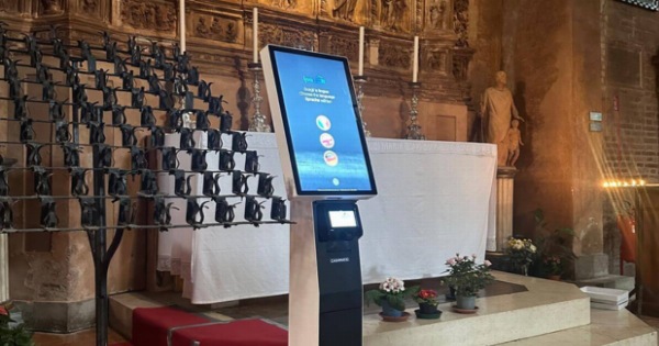 Dal sacchetto di velluto ai totem digitali: la nuova questua è cashless